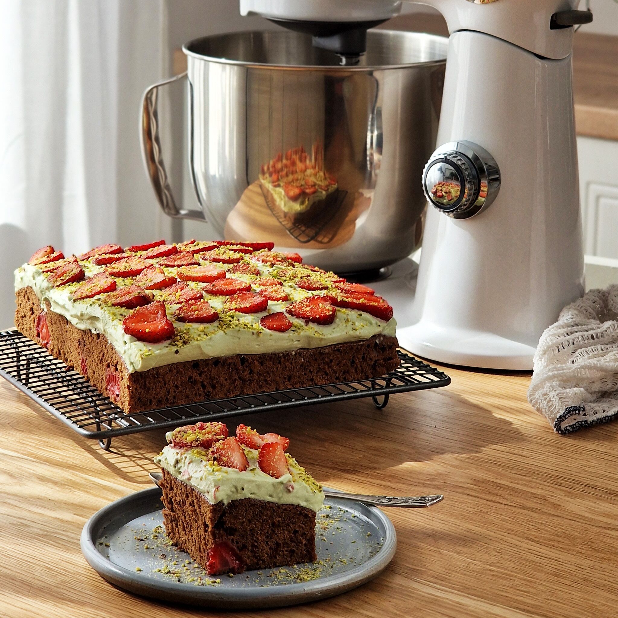 Prajitura cu ciocolata, fistic si capsune - Bucătăria Urecheatei